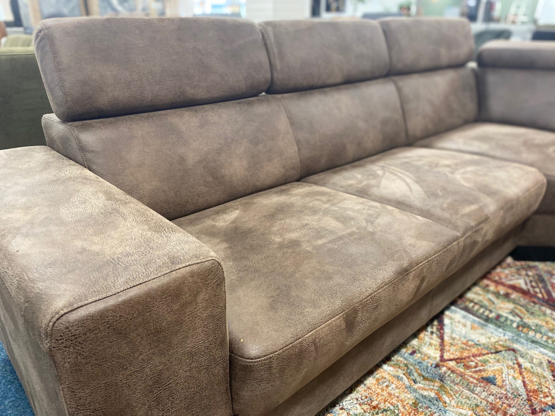 Hoekbank Lori. Leverbaar in diverse kleuren en afmetingen. – Divani Outlet